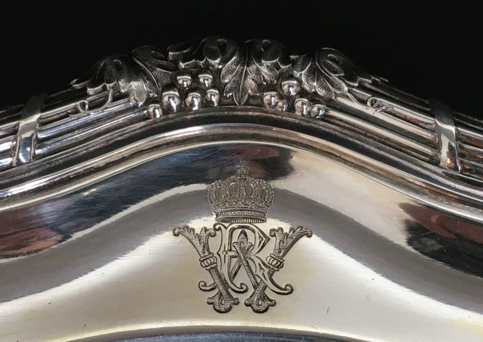 2 Teller in Silber mit dem Monogramm Wilhelm II., Deutschland,1890+1897