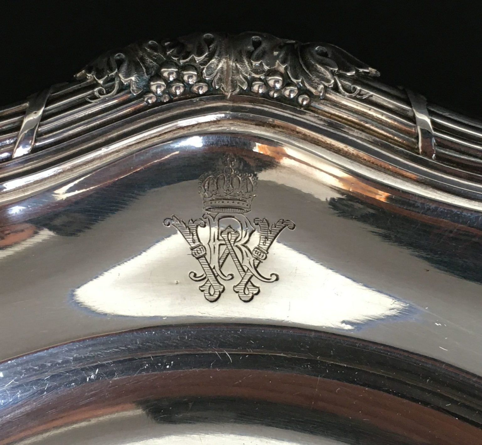 2 Teller in Silber mit dem Monogramm Wilhelm II., Deutschland,1890+1897